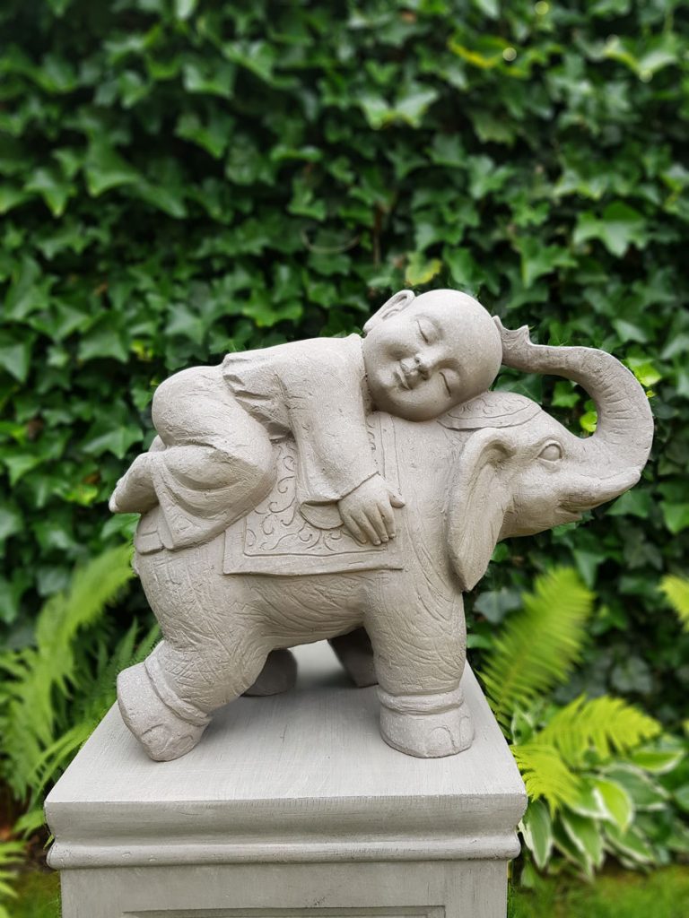 Tuinbeeld Shaolin Monnik Op Olifant 45 cm - Boeddha-beelden.com
