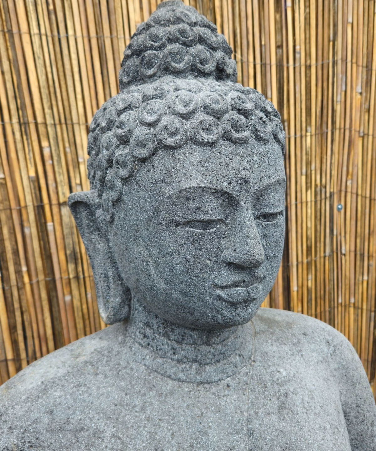 Boeddha beeld lavasteen Bhumisparsha mudra 1 meter