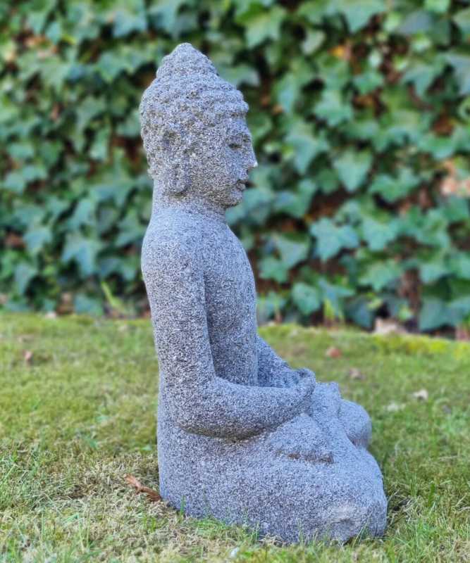 Zittende Boeddha beeld lavasteen 40cm - Boeddha-beelden.com