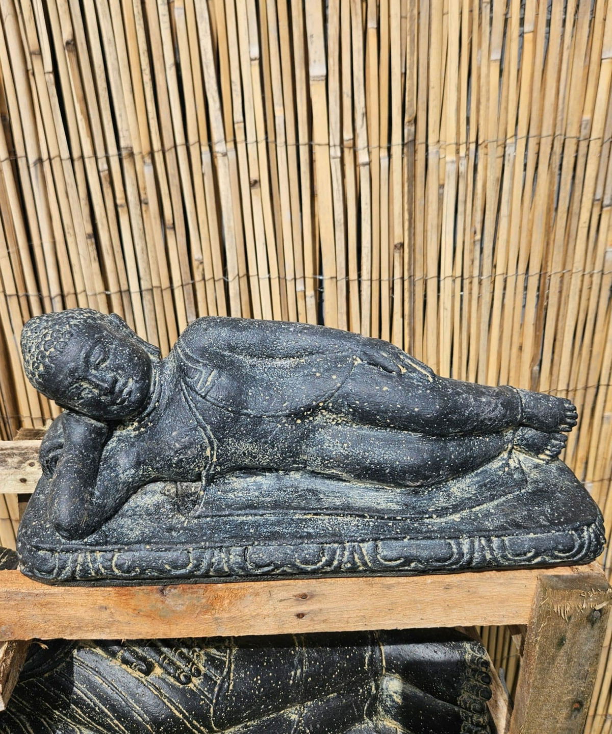 Liggende Boeddha 40cm lang winterhard - Boeddha-beelden.com