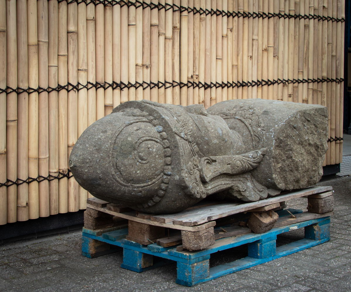 Buste Dewi Tara van lavasteen – 160 cm - Boeddha-beelden.com