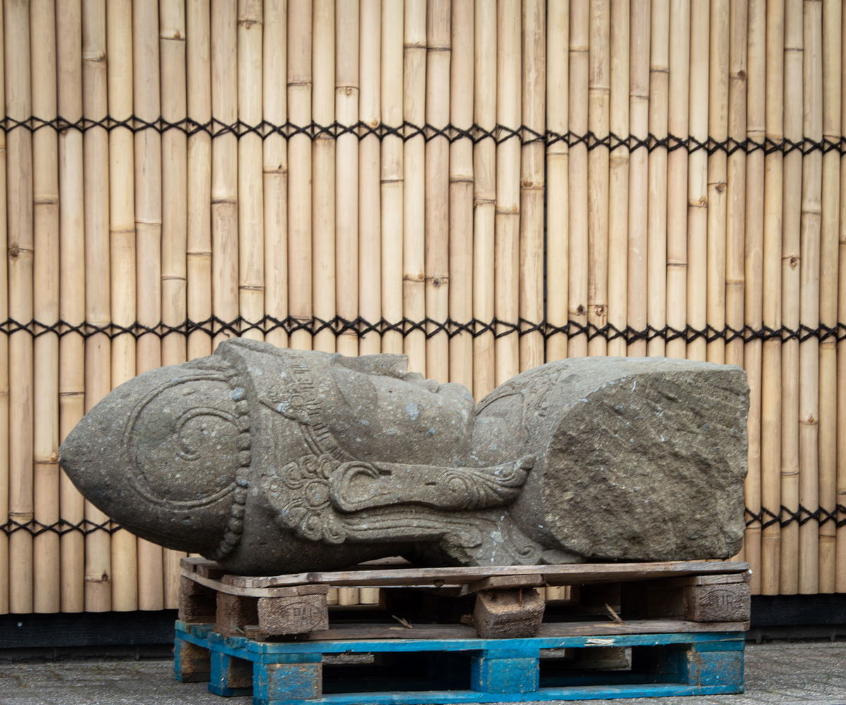 Buste Dewi Tara van lavasteen – 160 cm - Boeddha-beelden.com