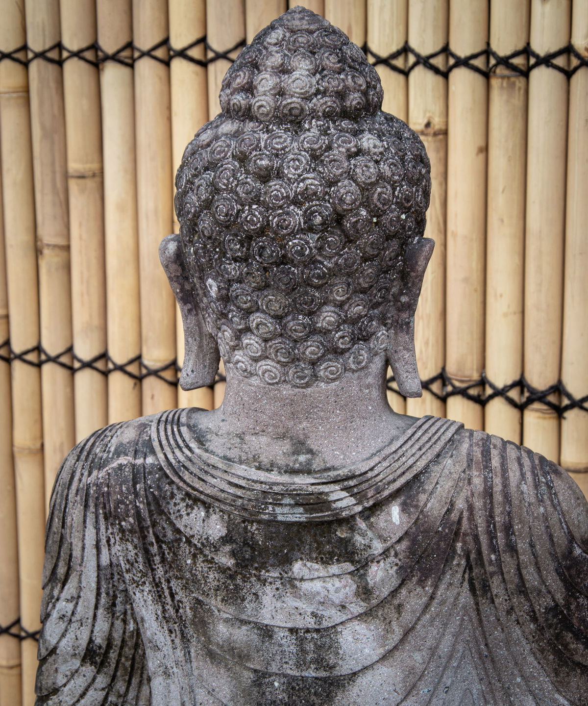 Groot Boeddhabeeld van lavasteen – 138 cm – handgemaakt Bali