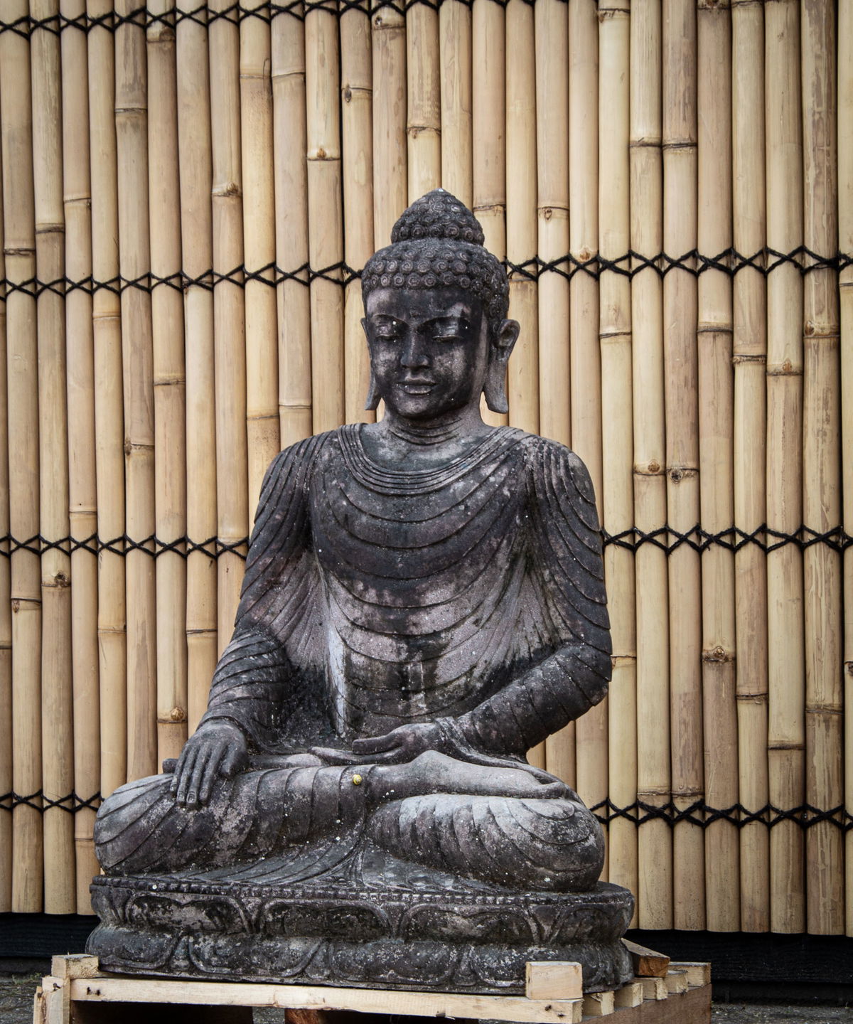 Groot Boeddhabeeld van lavasteen – 138 cm – handgemaakt Bali