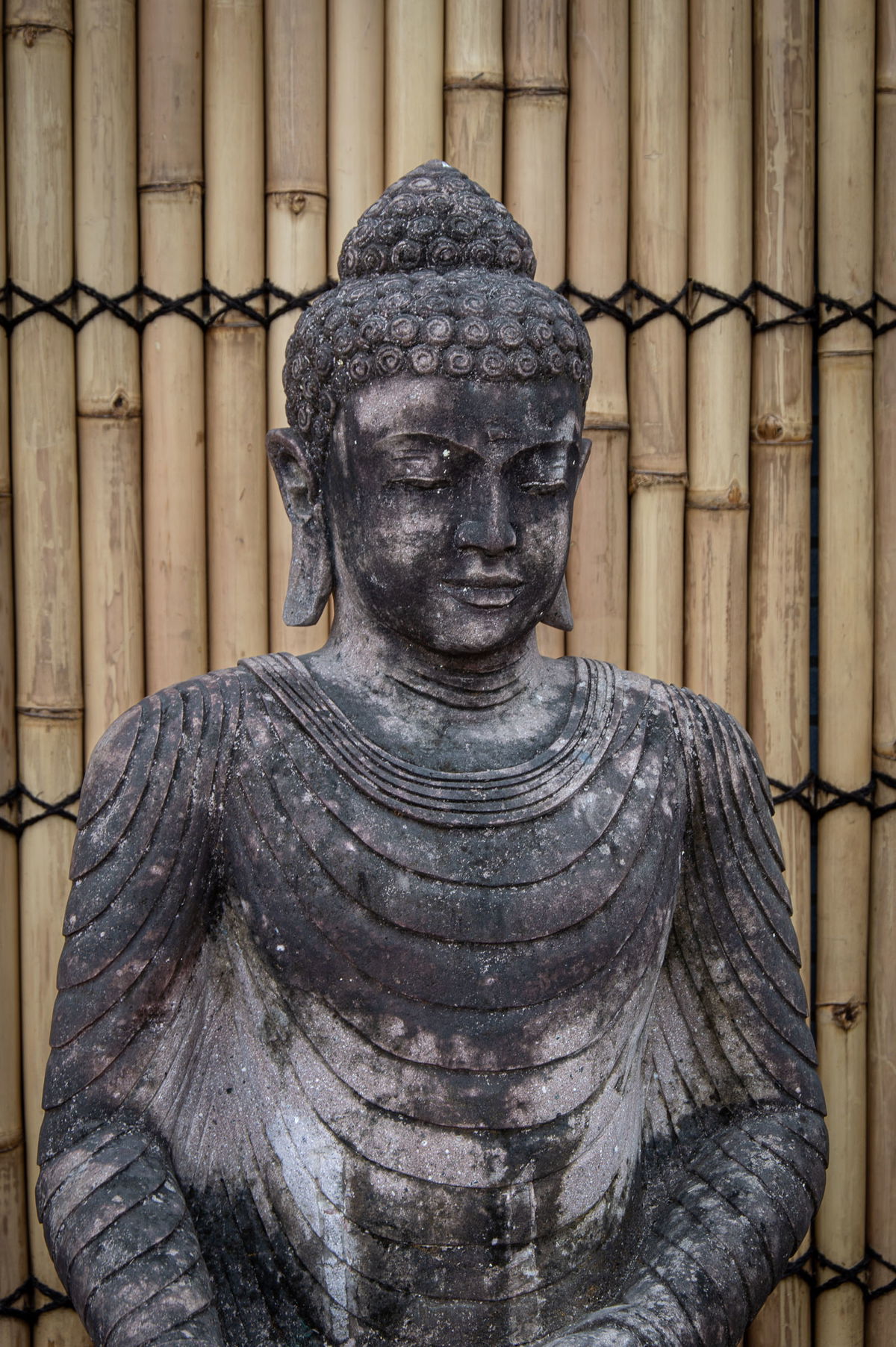 Groot Boeddhabeeld van lavasteen – 138 cm – handgemaakt Bali