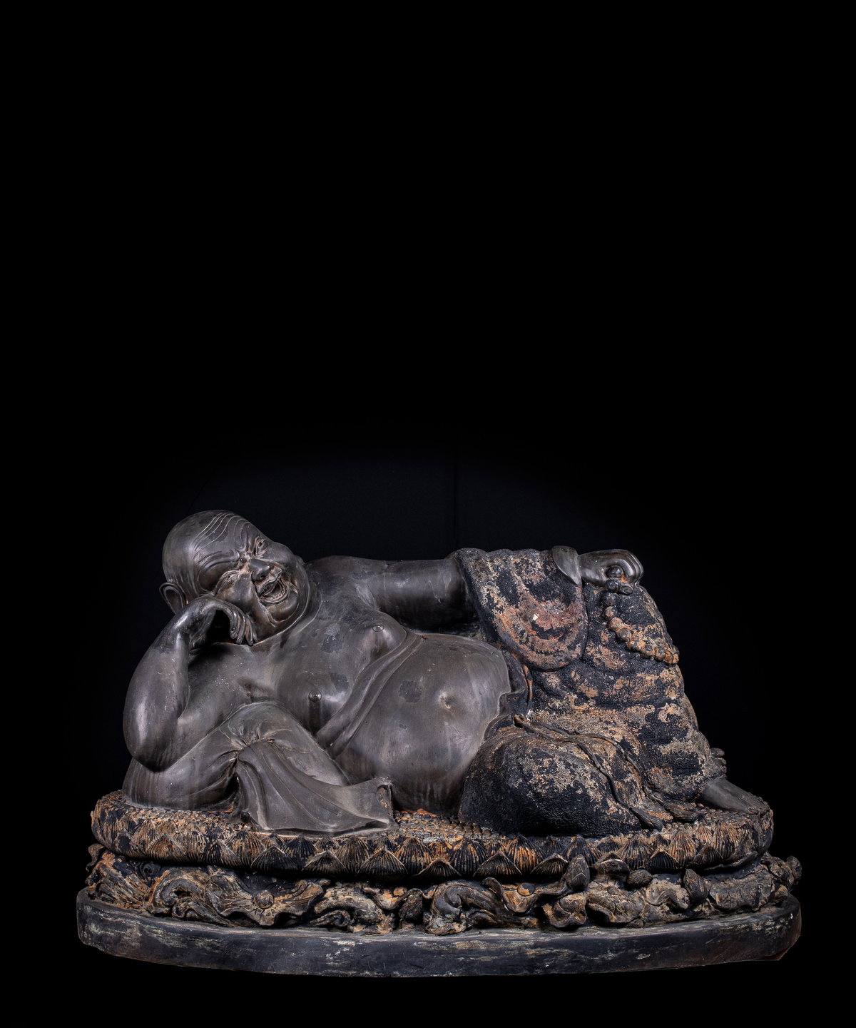 Laughing Hotei lying on pillow - Bronze 107 cm
