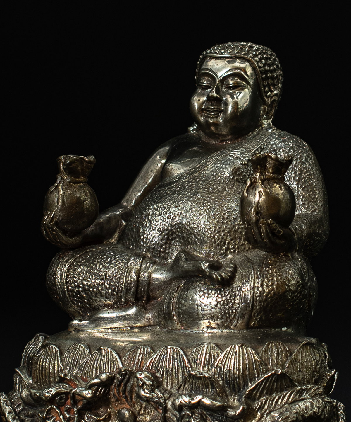 Verzilverd bronzen Hotei beeld met geldzakken – 16 cm