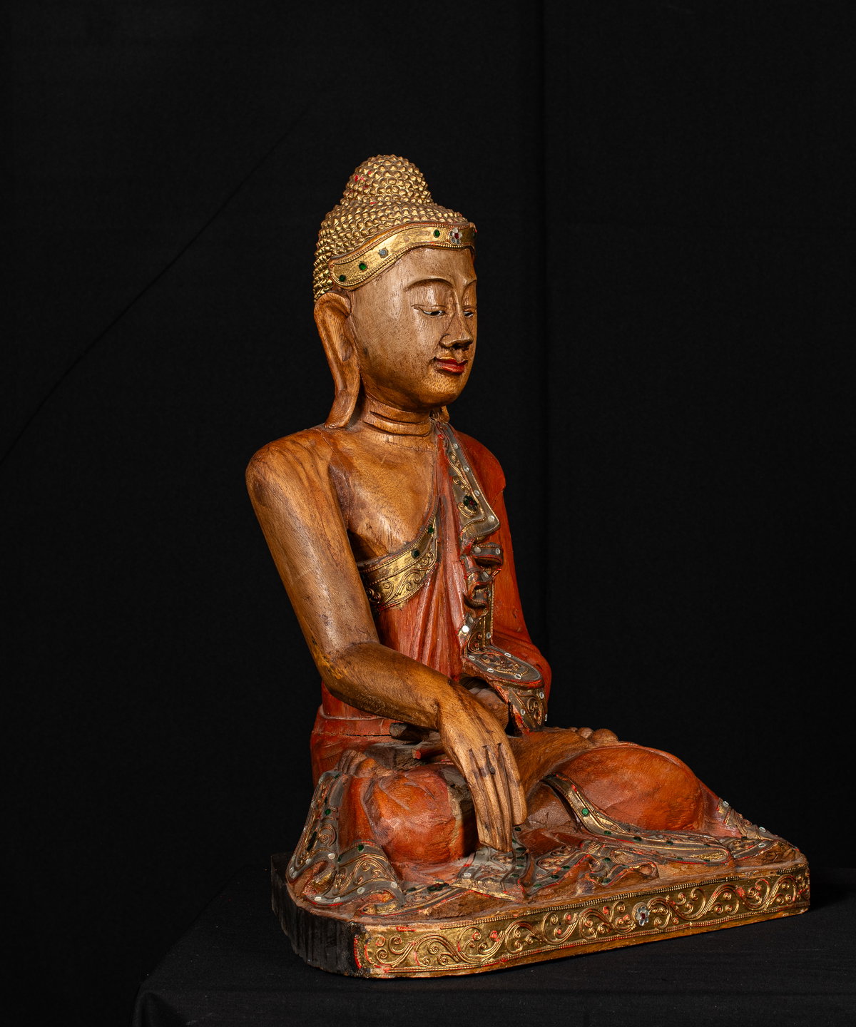 Boeddha in Bhumisparsha – verguld en met spiegelinleg 44 cm