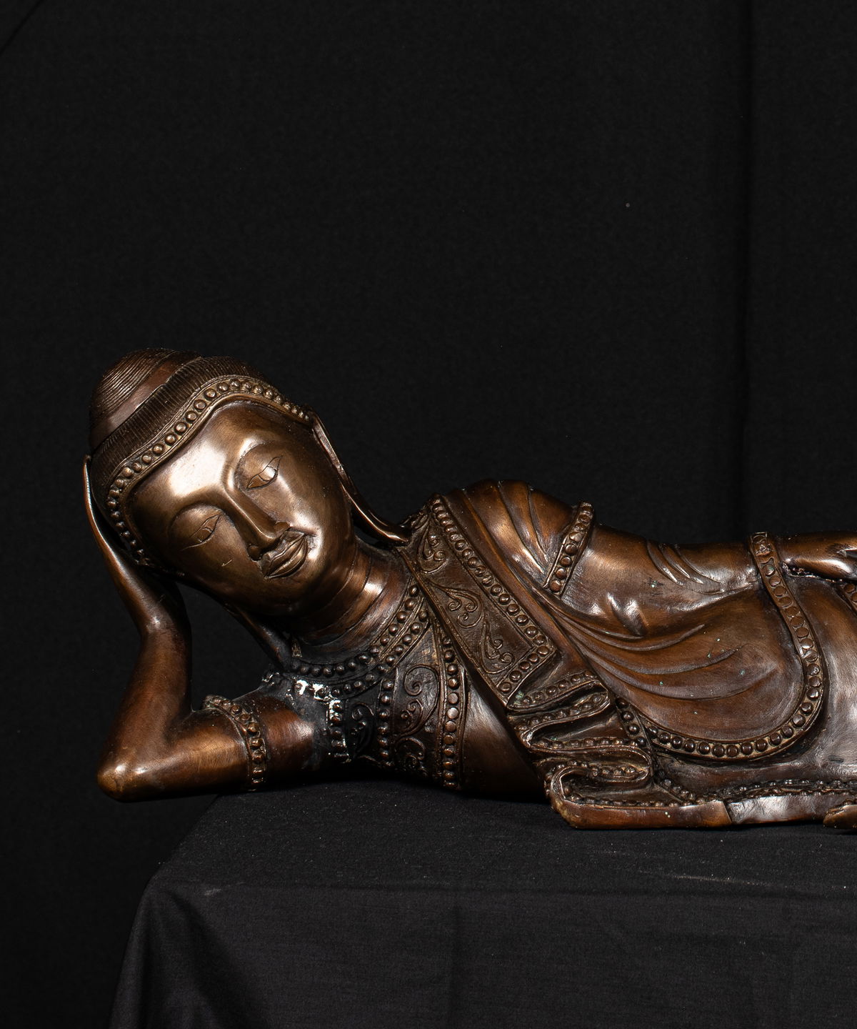 Buddha sdraiato in bronzo – serena tranquillità e raffinata ...