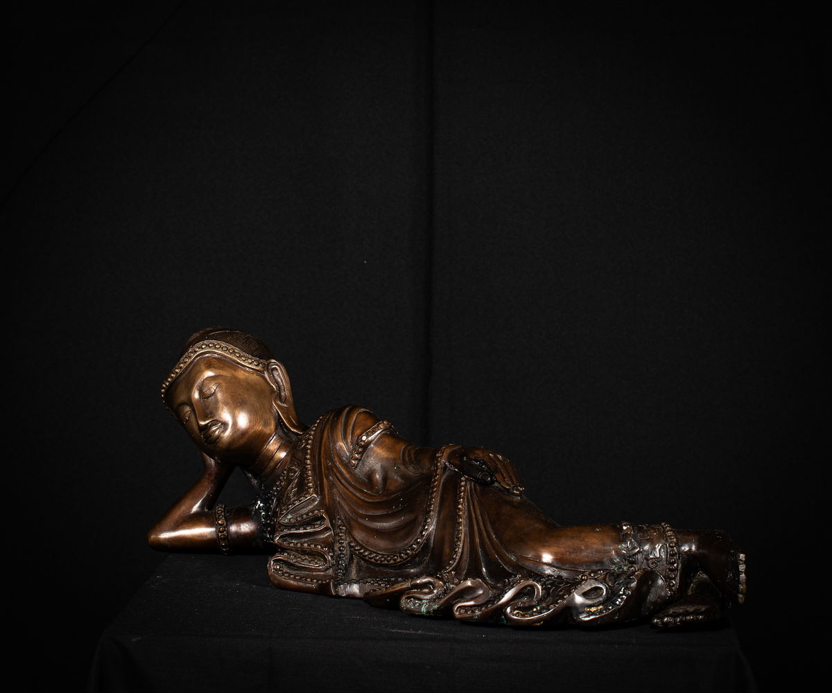 Buddha sdraiato in bronzo – serena tranquillità e raffinata ...