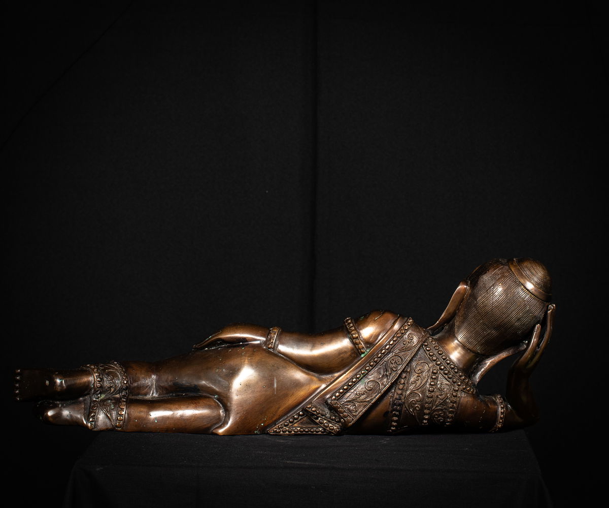 Buddha sdraiato in bronzo – serena tranquillità e raffinata ...