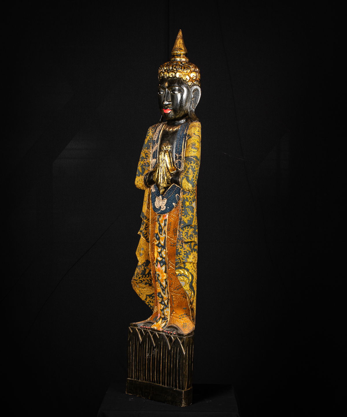 Stojący Budda w płaszczu batikowym – Jawa, 113 cm