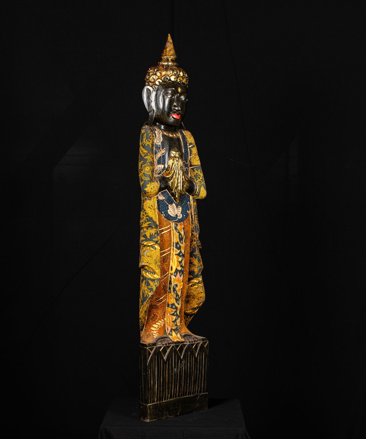 Stojący Budda w płaszczu batikowym – Jawa, 113 cm